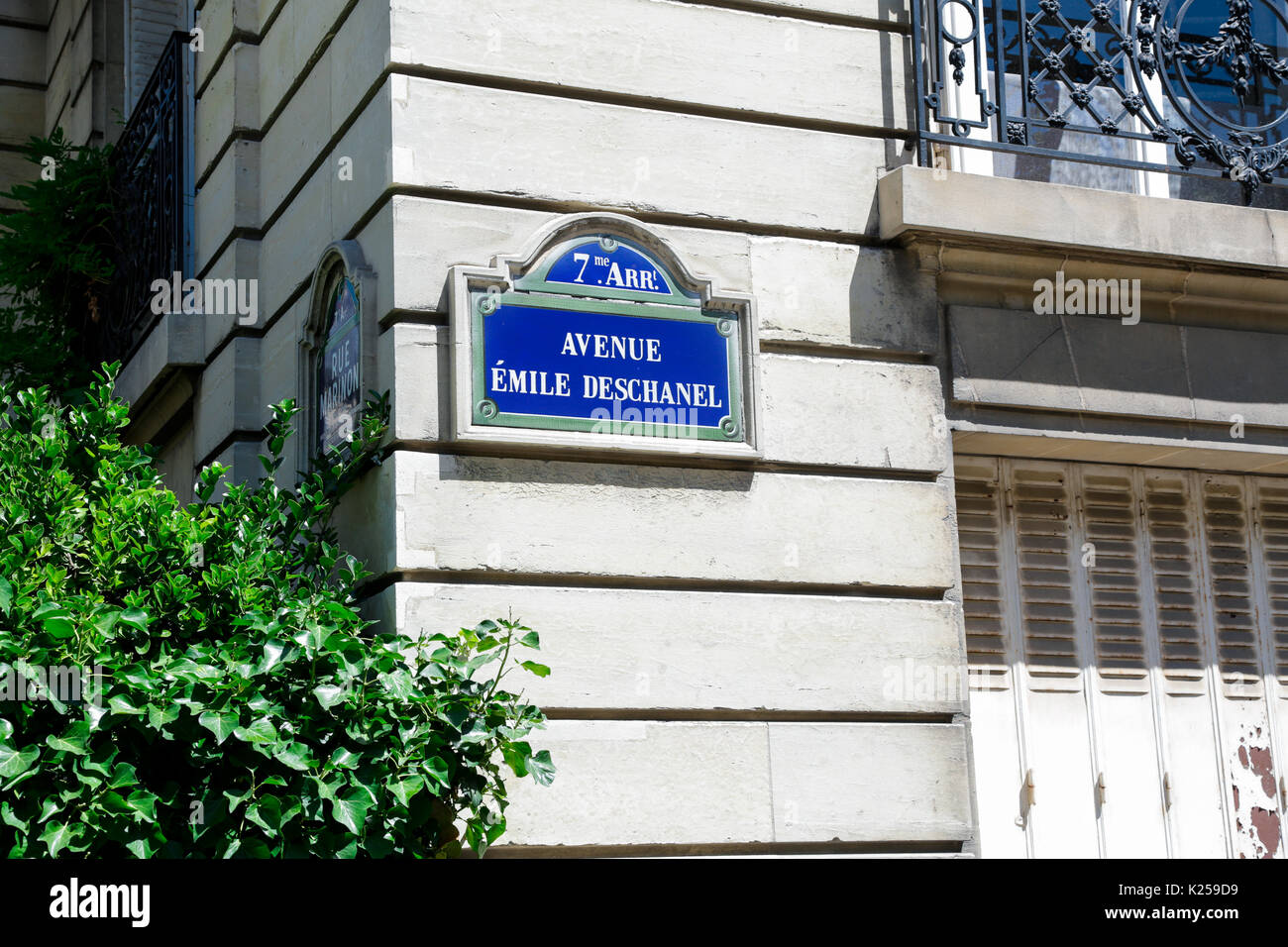 Building facades, paris france: symbol of eclecticism and baroque ...