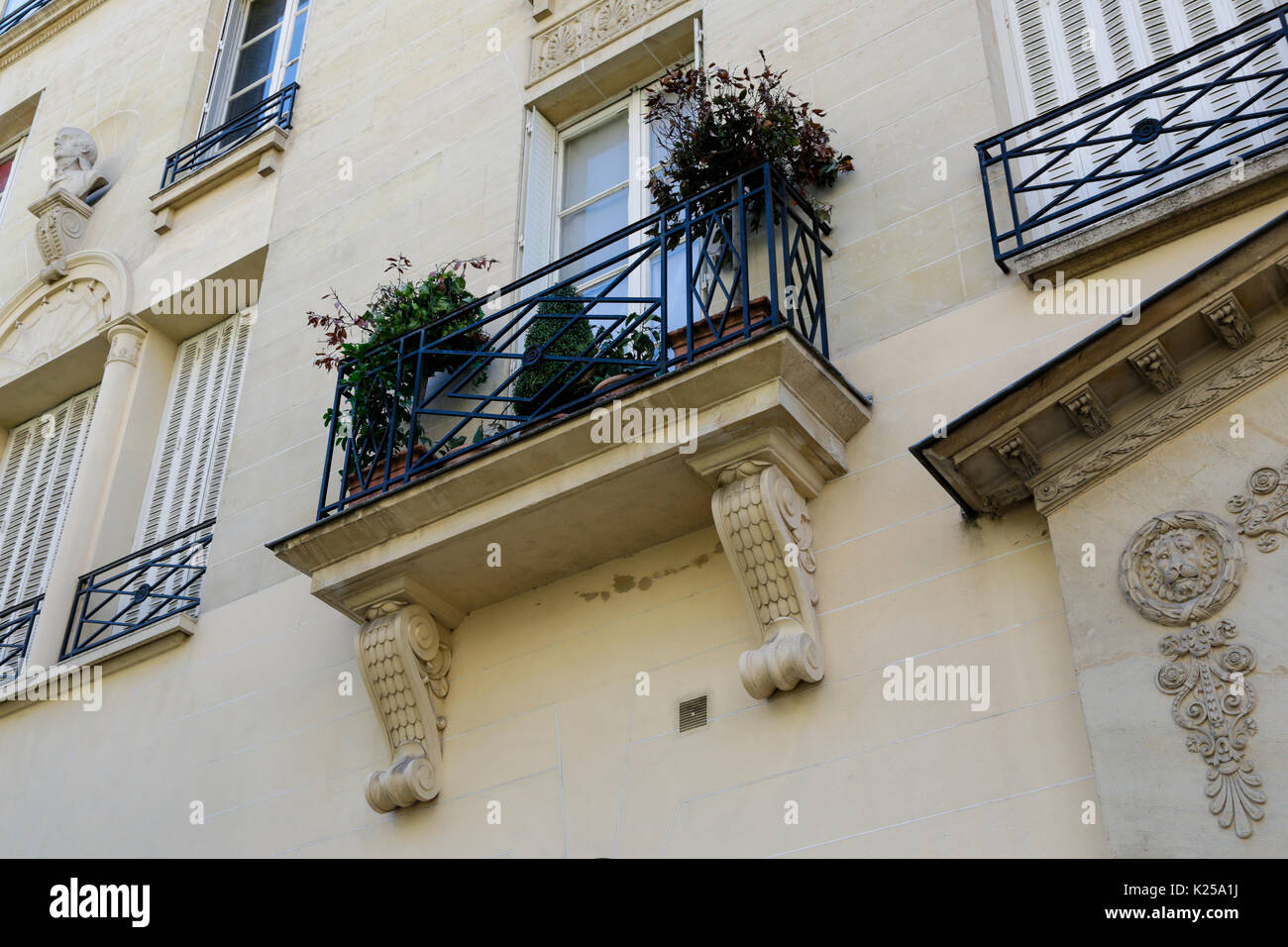 Building facades, paris france: symbol of eclecticism and baroque ...