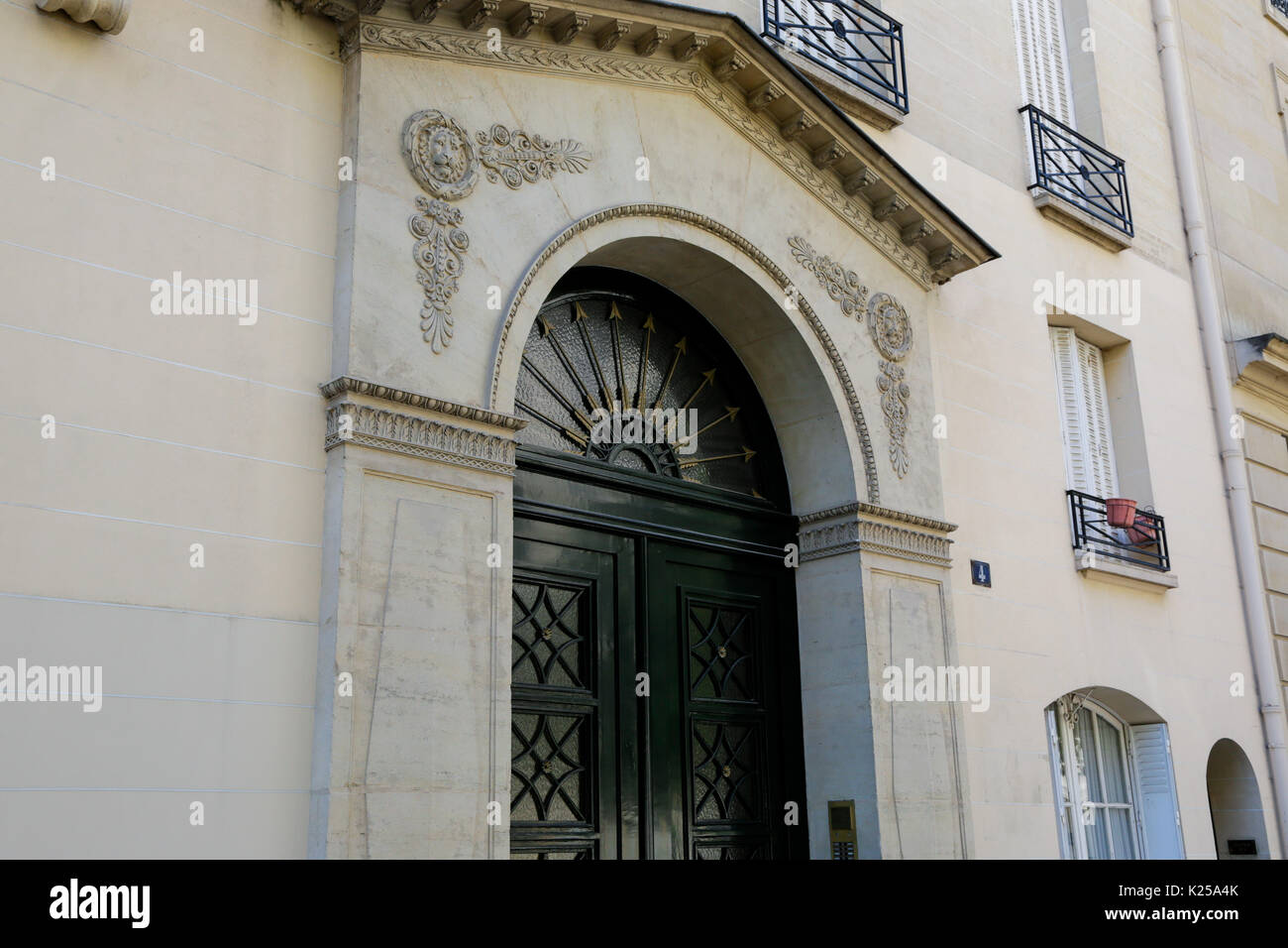 Building facades, paris france: symbol of eclecticism and baroque ...
