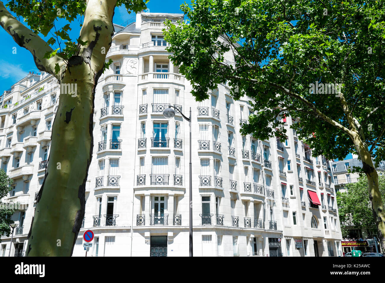 Building facades, paris france: symbol of eclecticism and baroque ...
