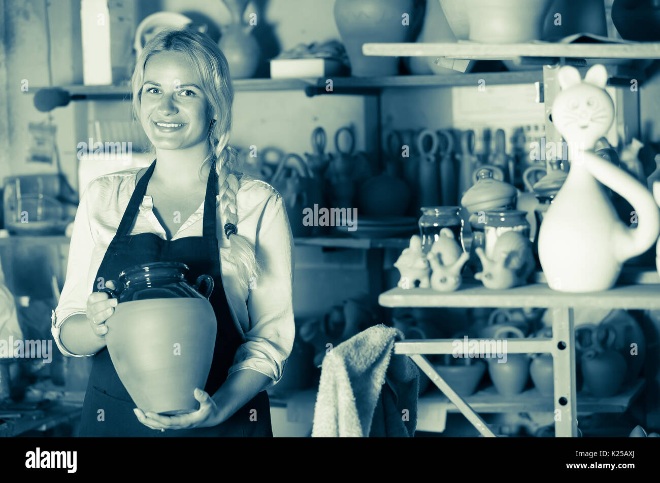 Potter making vessels hi-res stock photography and images - Alamy