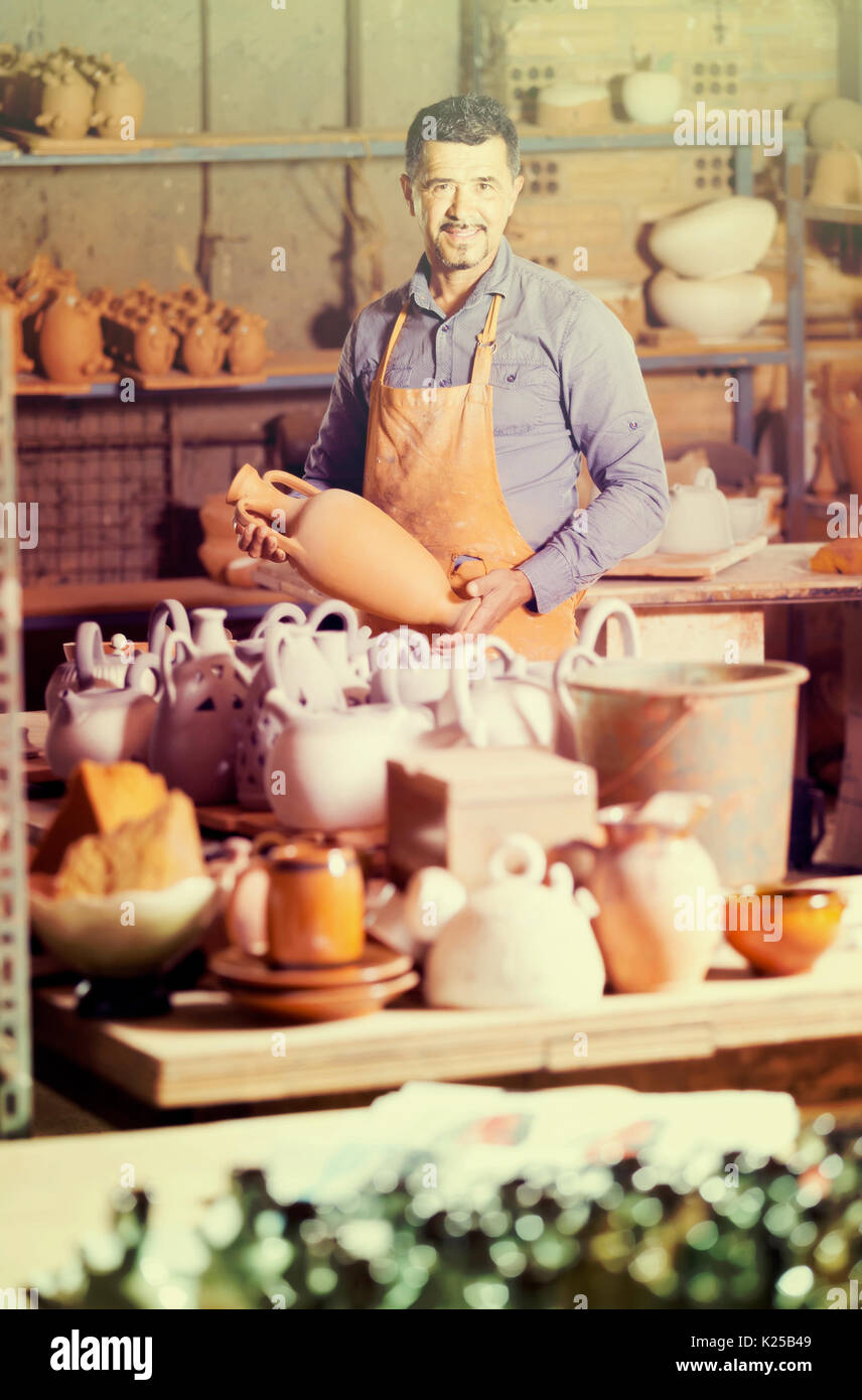 Potter making vessels hi-res stock photography and images - Alamy