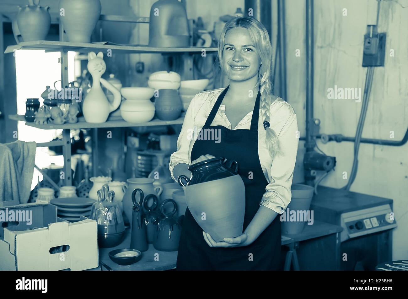 Potter making vessels hi-res stock photography and images - Alamy