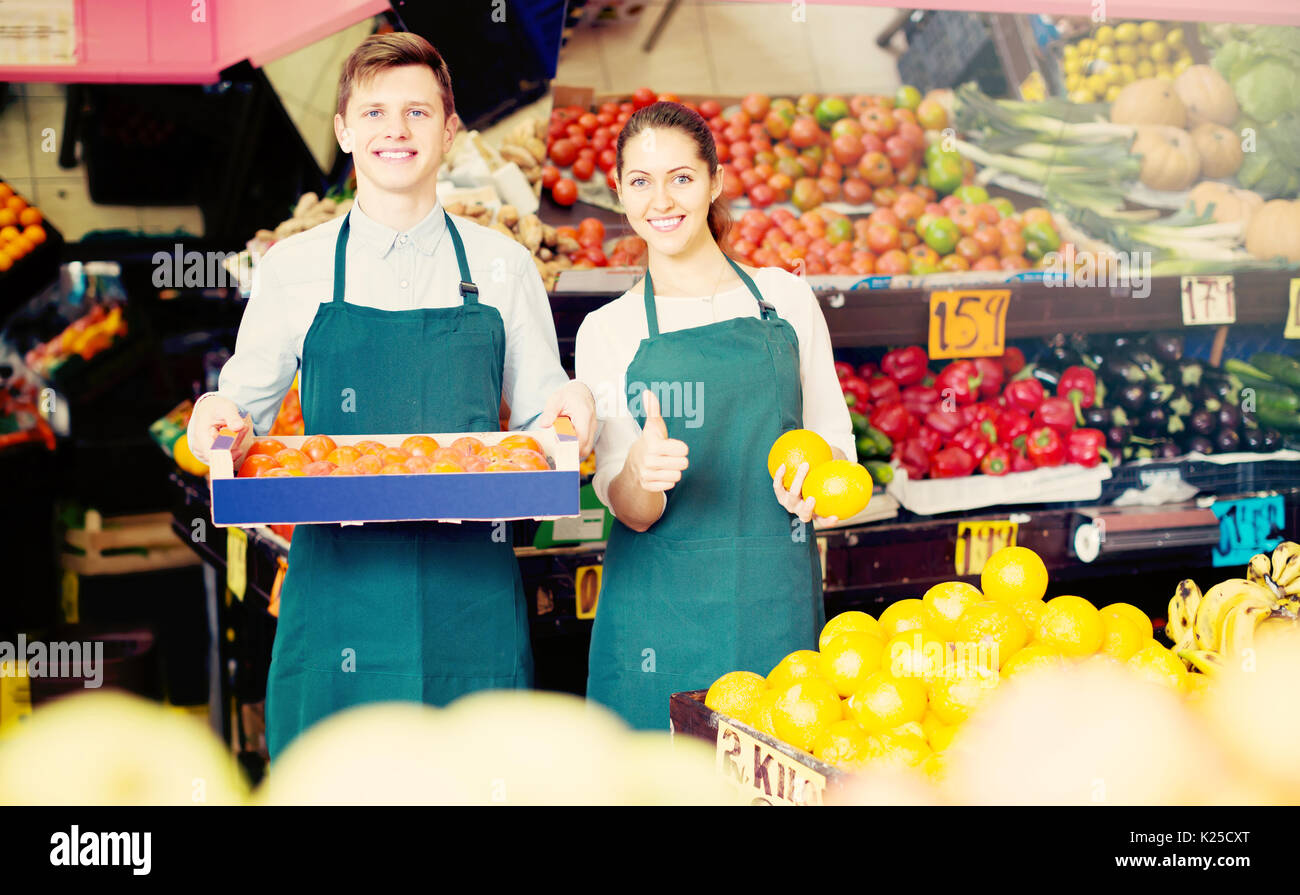 Two male supermarket workers hi-res stock photography and images - Alamy