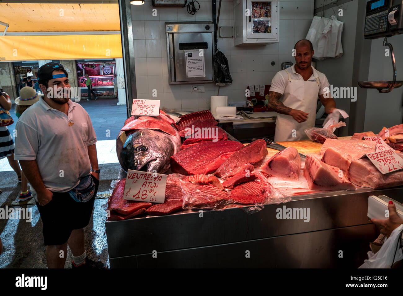 Fish market cadiz hi-res stock photography and images - Alamy