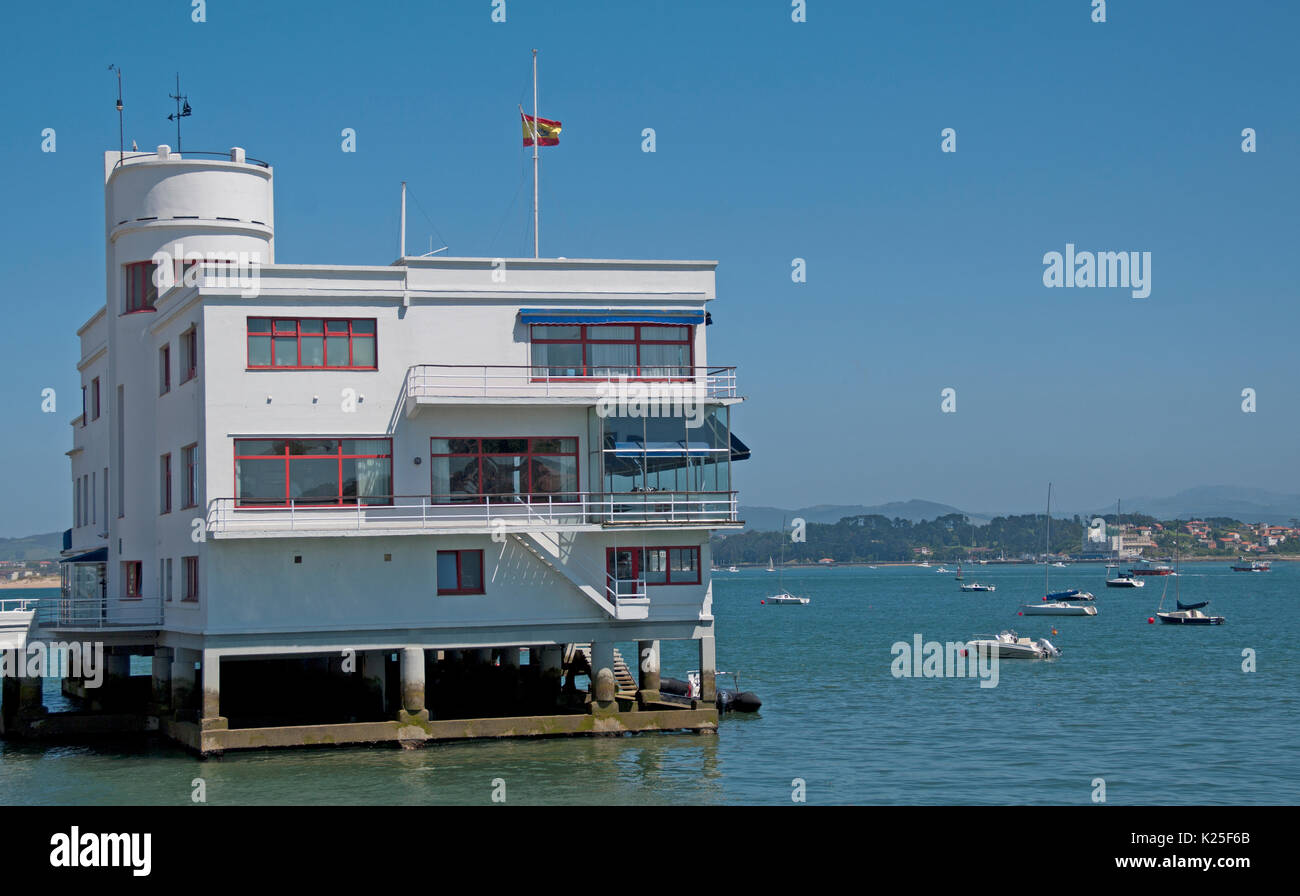 Sailing club building hi-res stock photography and images - Alamy