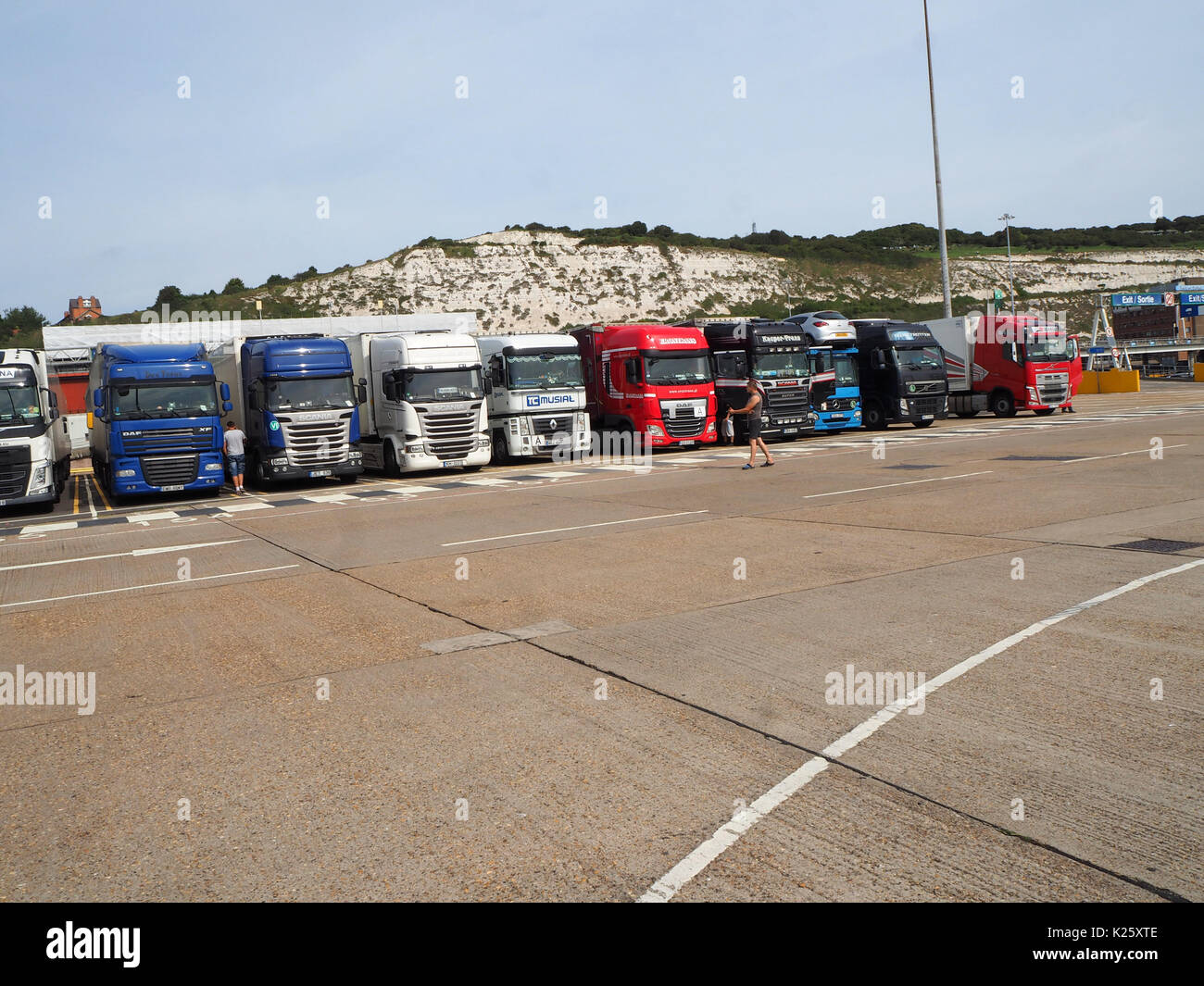 Car ferry queue dover hi-res stock photography and images - Alamy