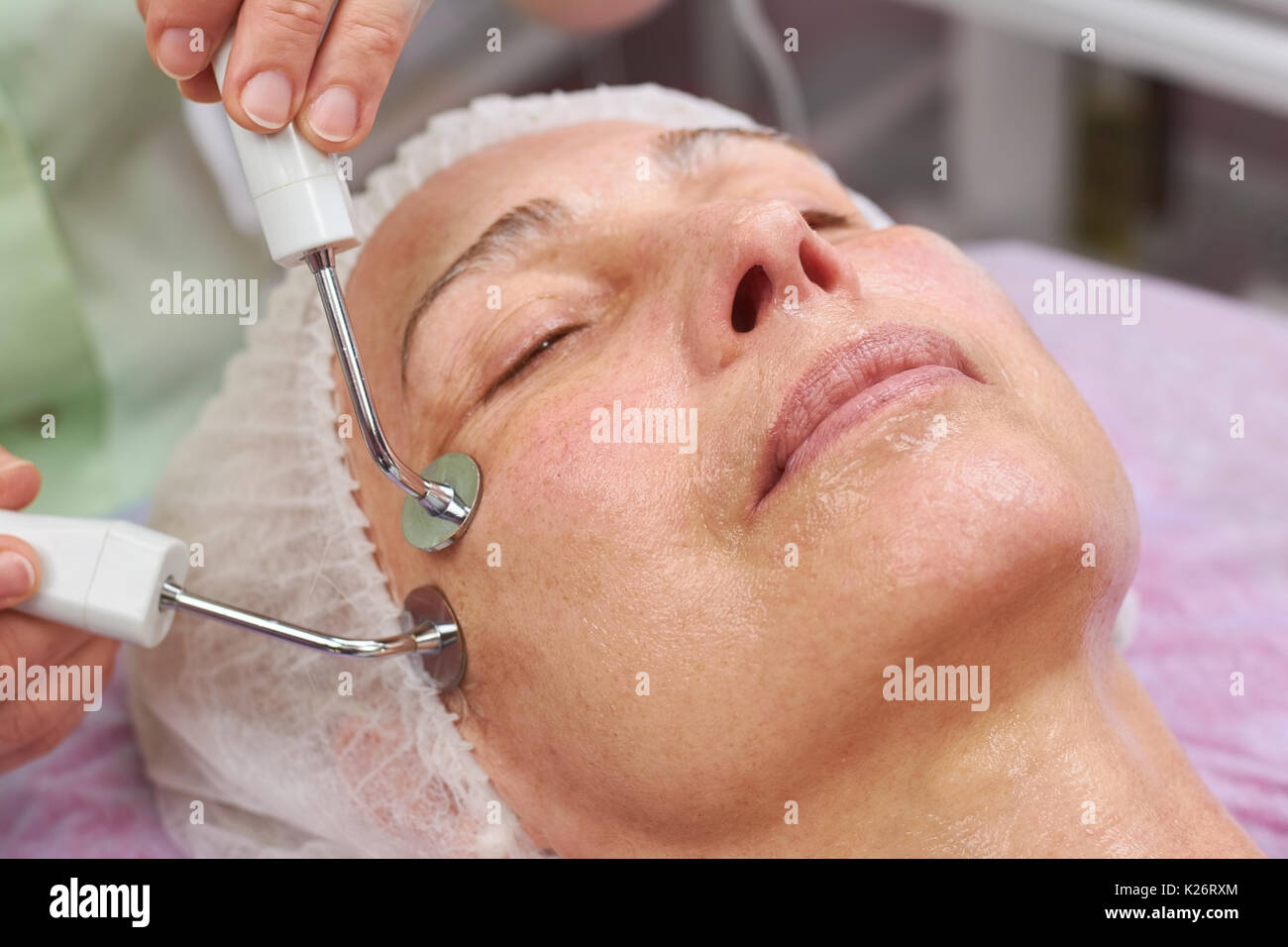 Microcurrent face treatment close up. Mature woman, skin therapy ...
