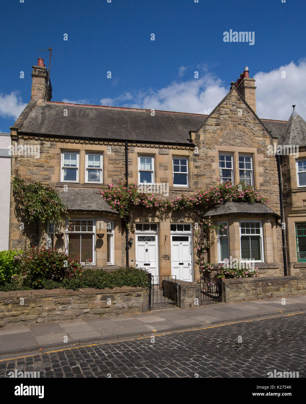 Traditional scottish houses hi-res stock photography and images - Alamy