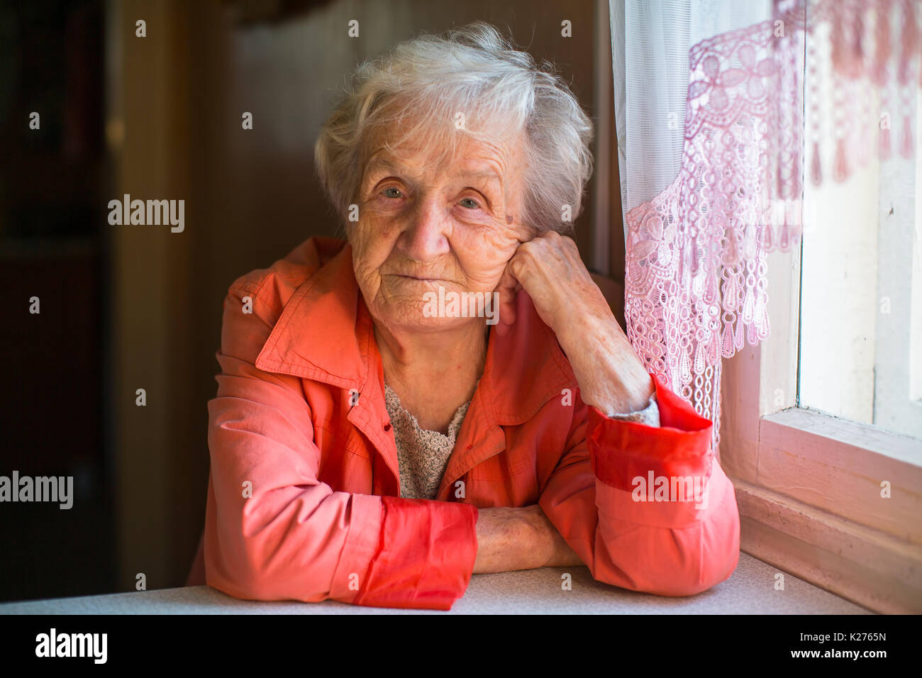 Senior lady alone watching tv hi-res stock photography and images - Alamy