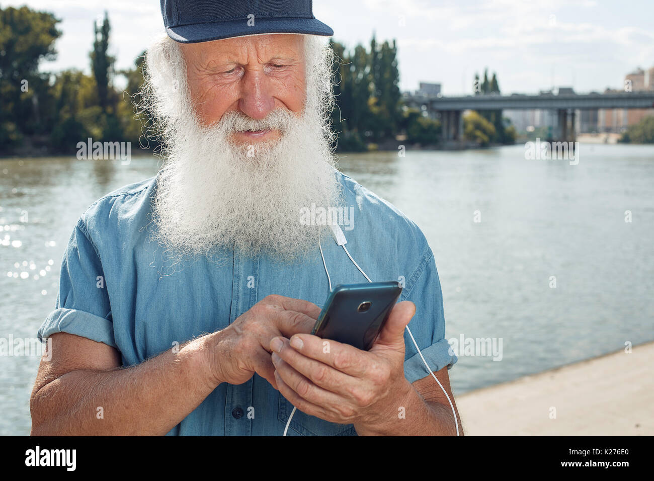 Old man talking on the phone Stock Photo - Alamy