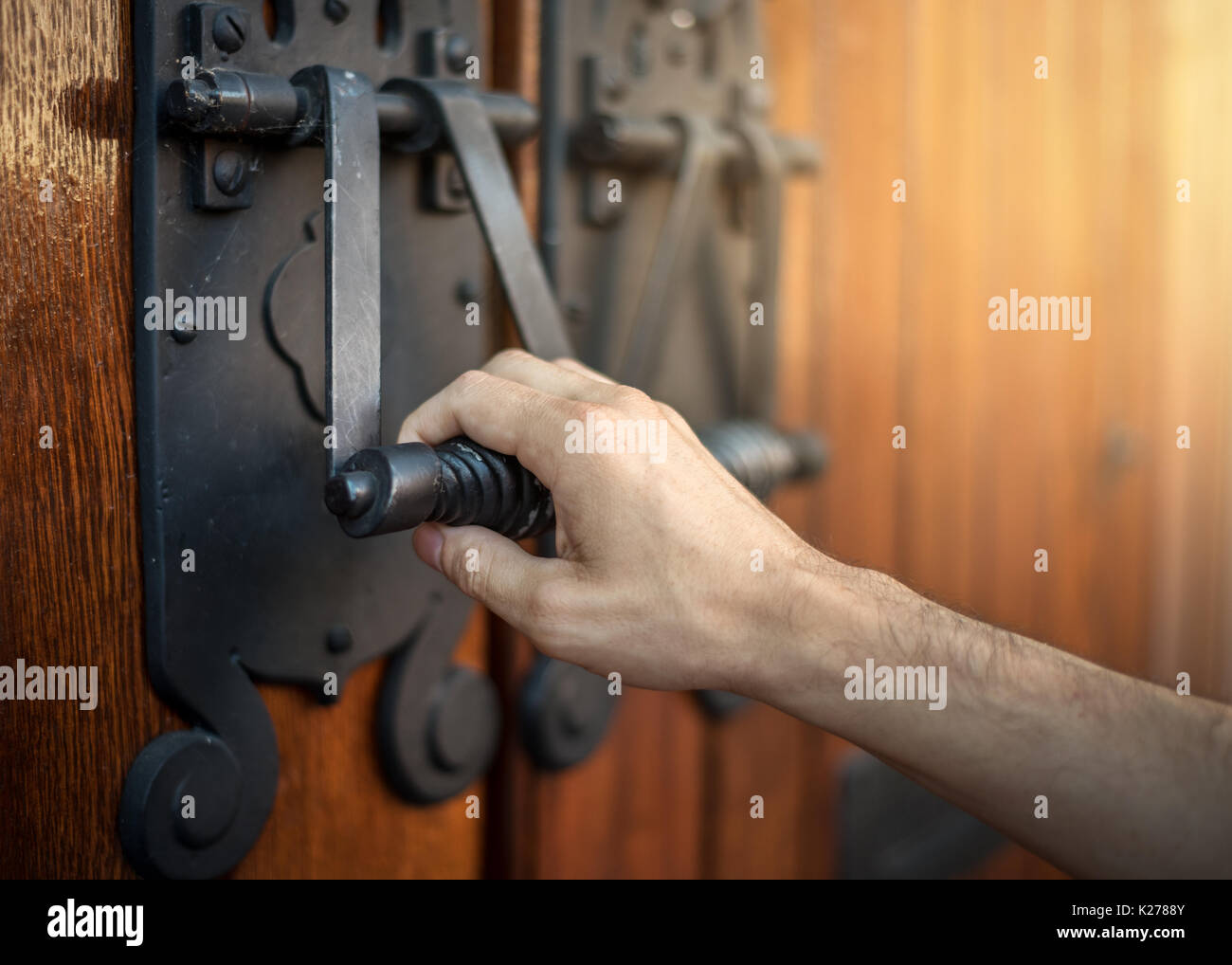Mans hand knocking on door hi-res stock photography and images - Alamy