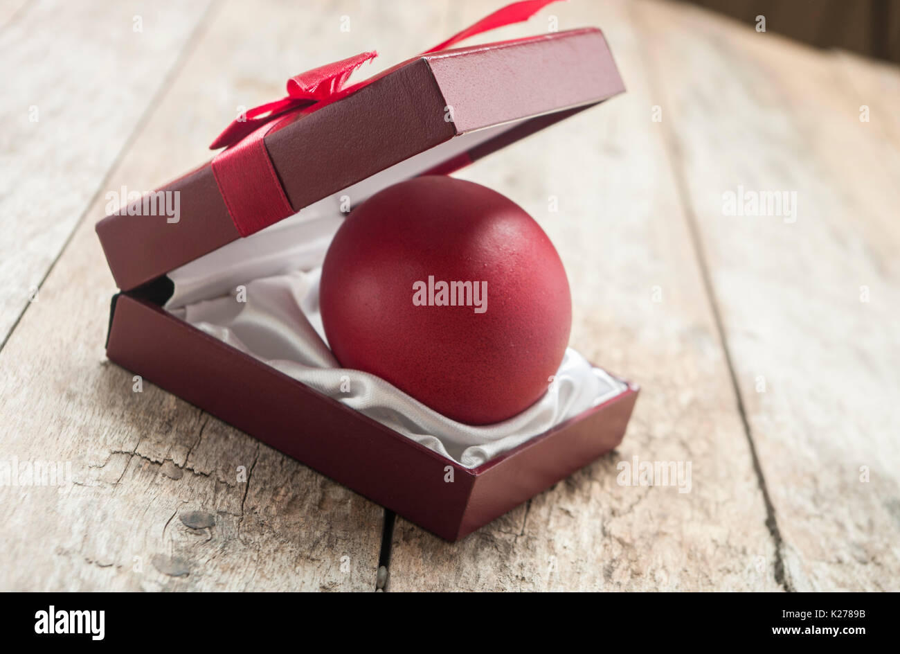 Red egg symbol hi-res stock photography and images - Alamy