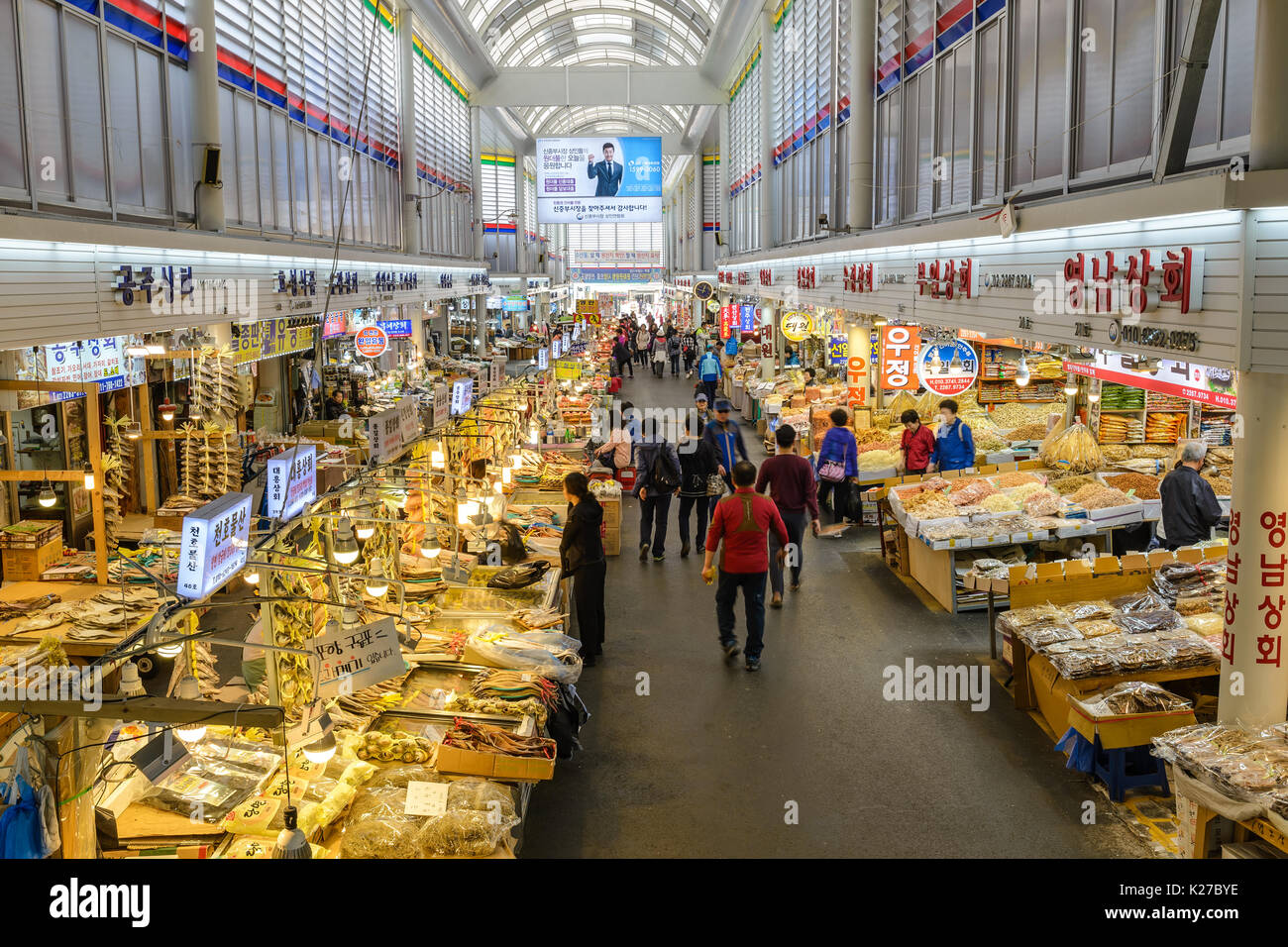 MYEONG-DONG, SEOUL, KOREA: APRIL 2,2016: People shopping at Jungbu ...