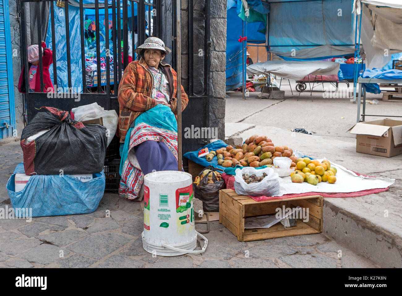 Peru market trader hi-res stock photography and images - Alamy