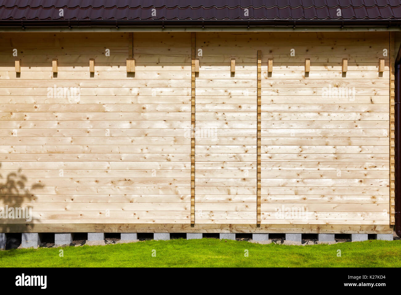 Newly built wood cottage house wall Stock Photo - Alamy