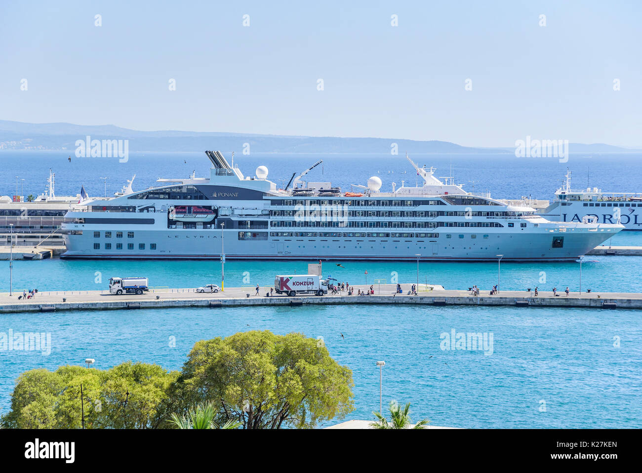 The scenic port in split hi-res stock photography and images - Alamy