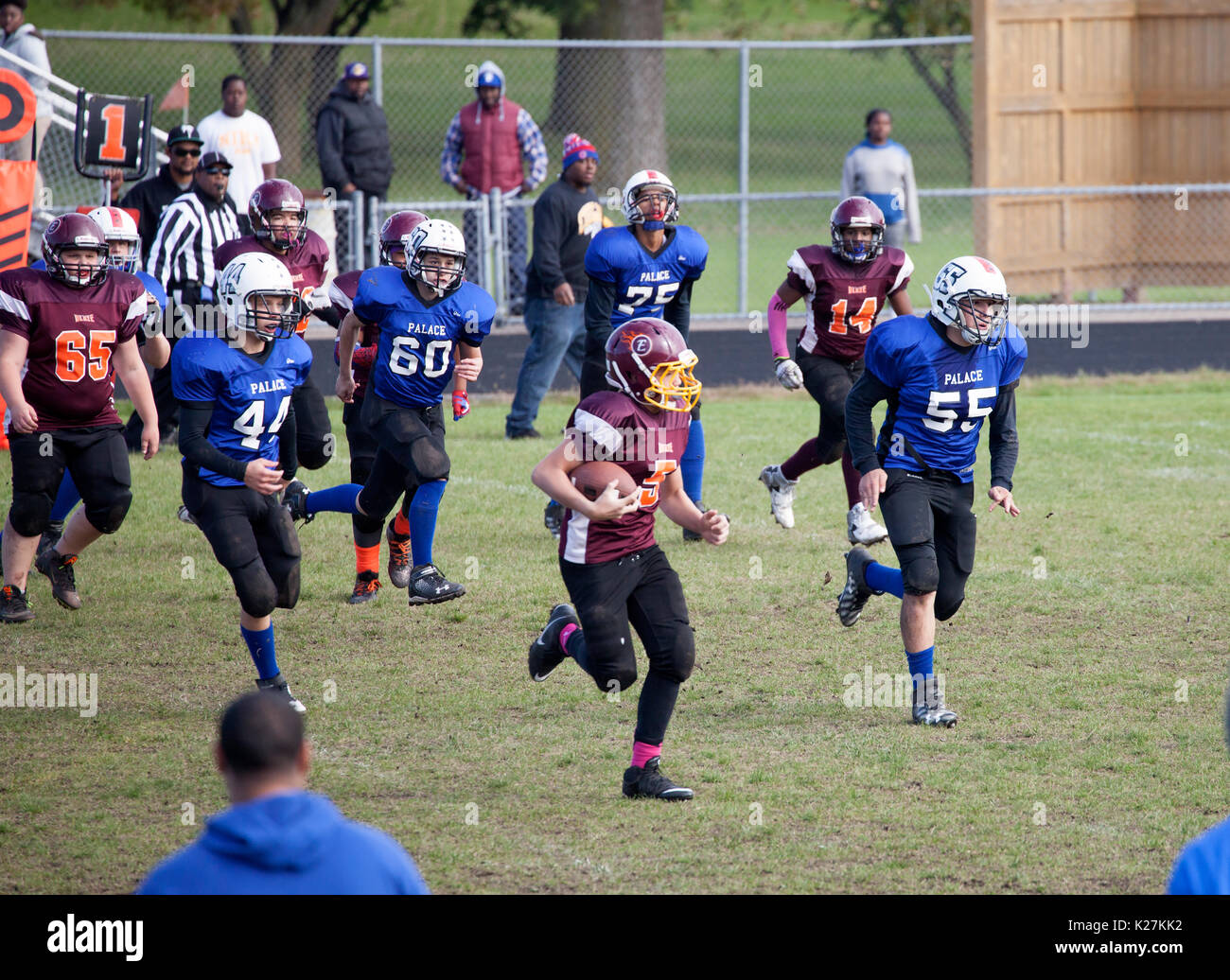 Teens playing football hi-res stock photography and images - Alamy