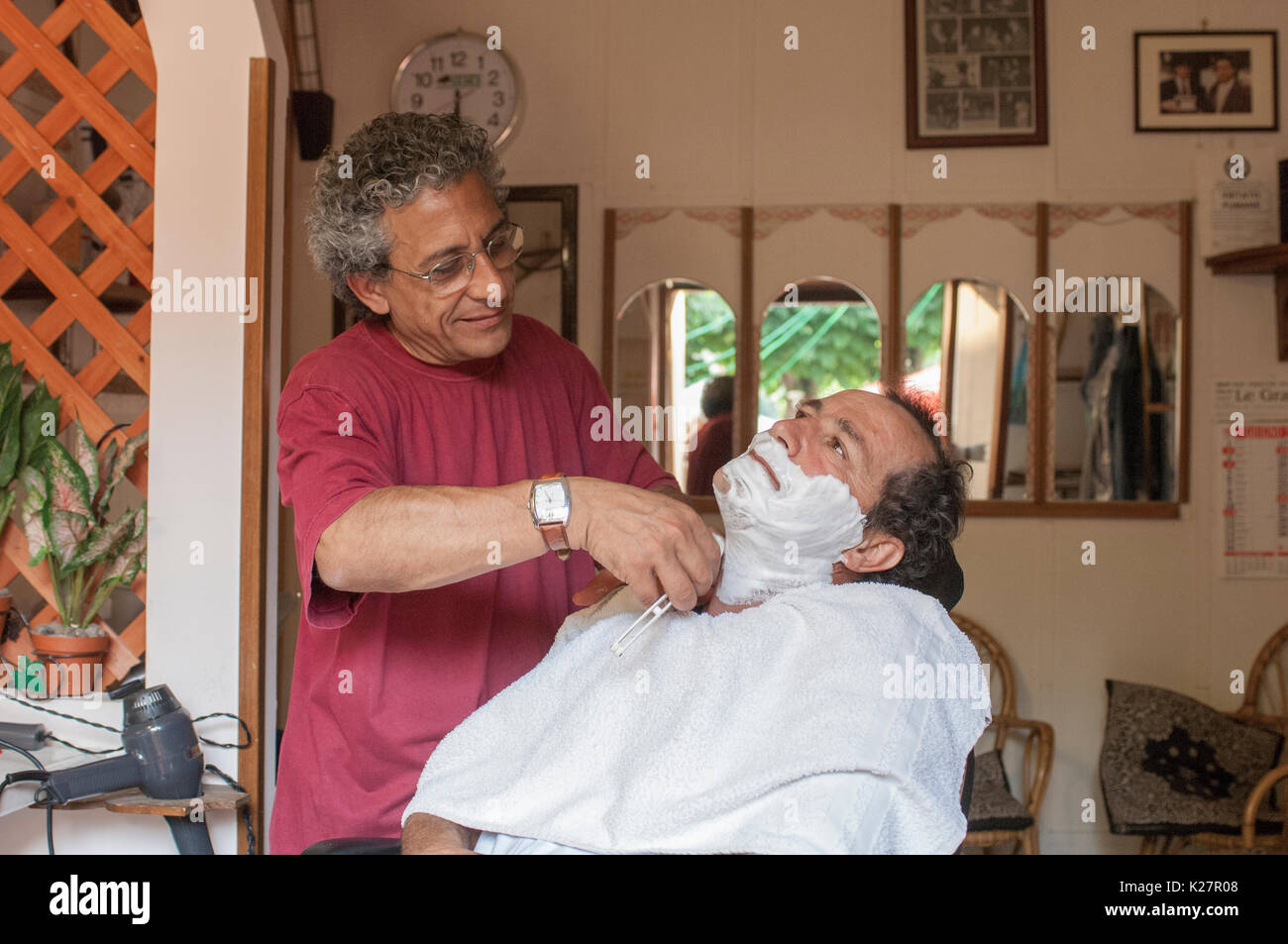 En man blir rakad hos barberaren, Toscana, Italien Stock Photo - Alamy