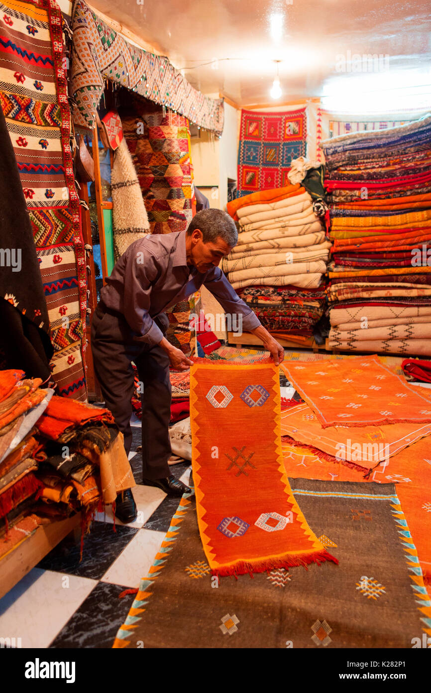 Medina of fes moroccan carpets hi-res stock photography and images - Alamy