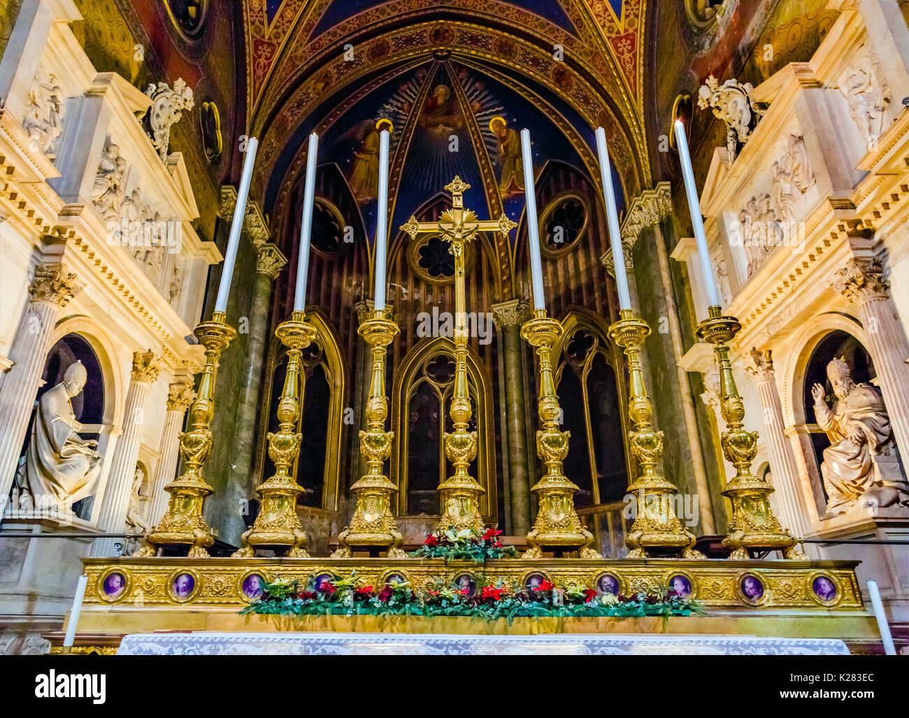 Santa Maria Sopra Minerva Altar Candels Crucifix Pope Statues Basilica ...