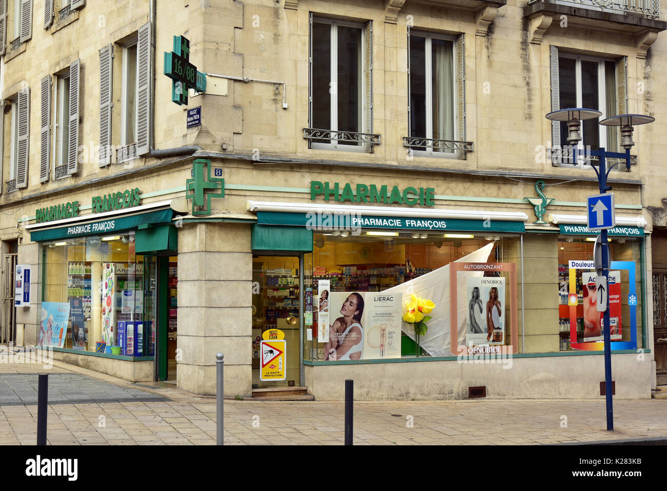 French pharmacie hi-res stock photography and images - Alamy