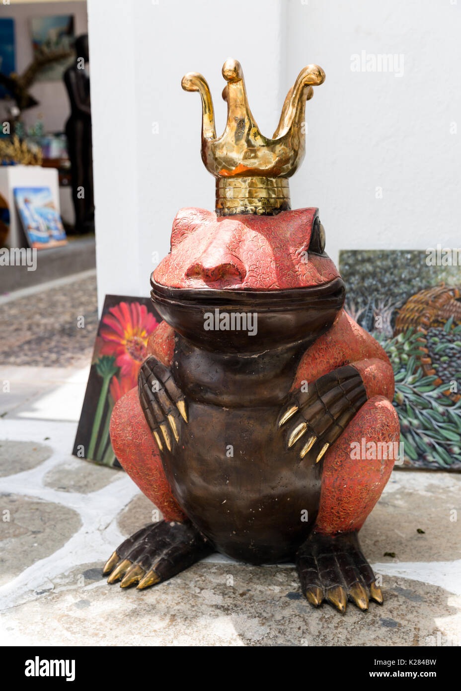 Gold frog statue hi-res stock photography and images - Alamy