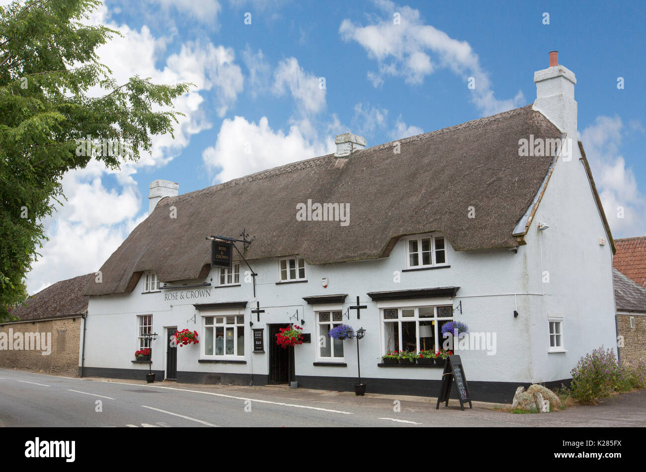 Pub with thatched roof hi-res stock photography and images - Alamy