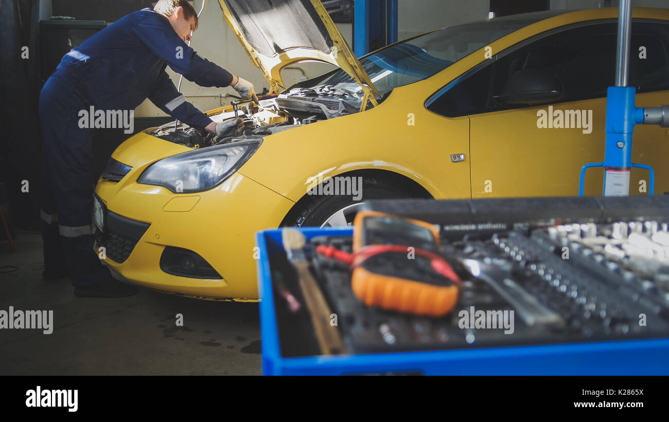 Mechanic unscrews detail car hi-res stock photography and images - Alamy