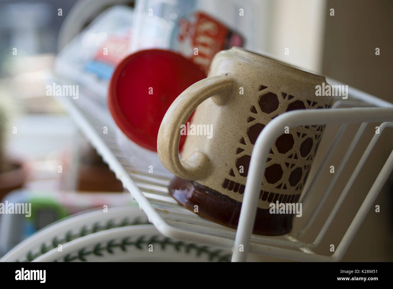 washing up rack with cups and plates Stock Photo - Alamy