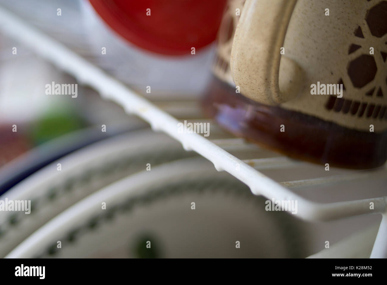 washing up rack with cups and plates Stock Photo - Alamy