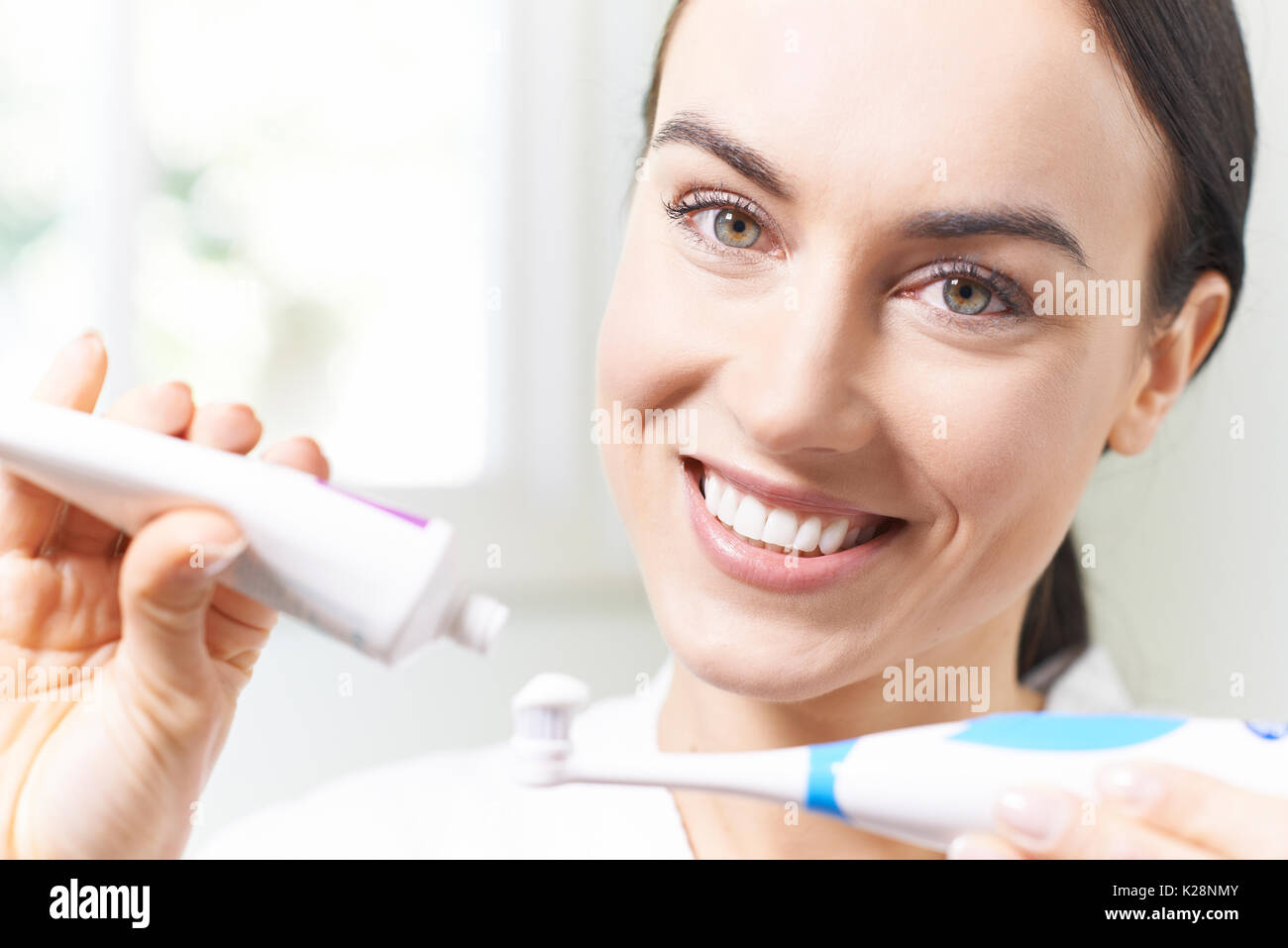 Squeezing toothpaste hi-res stock photography and images - Alamy