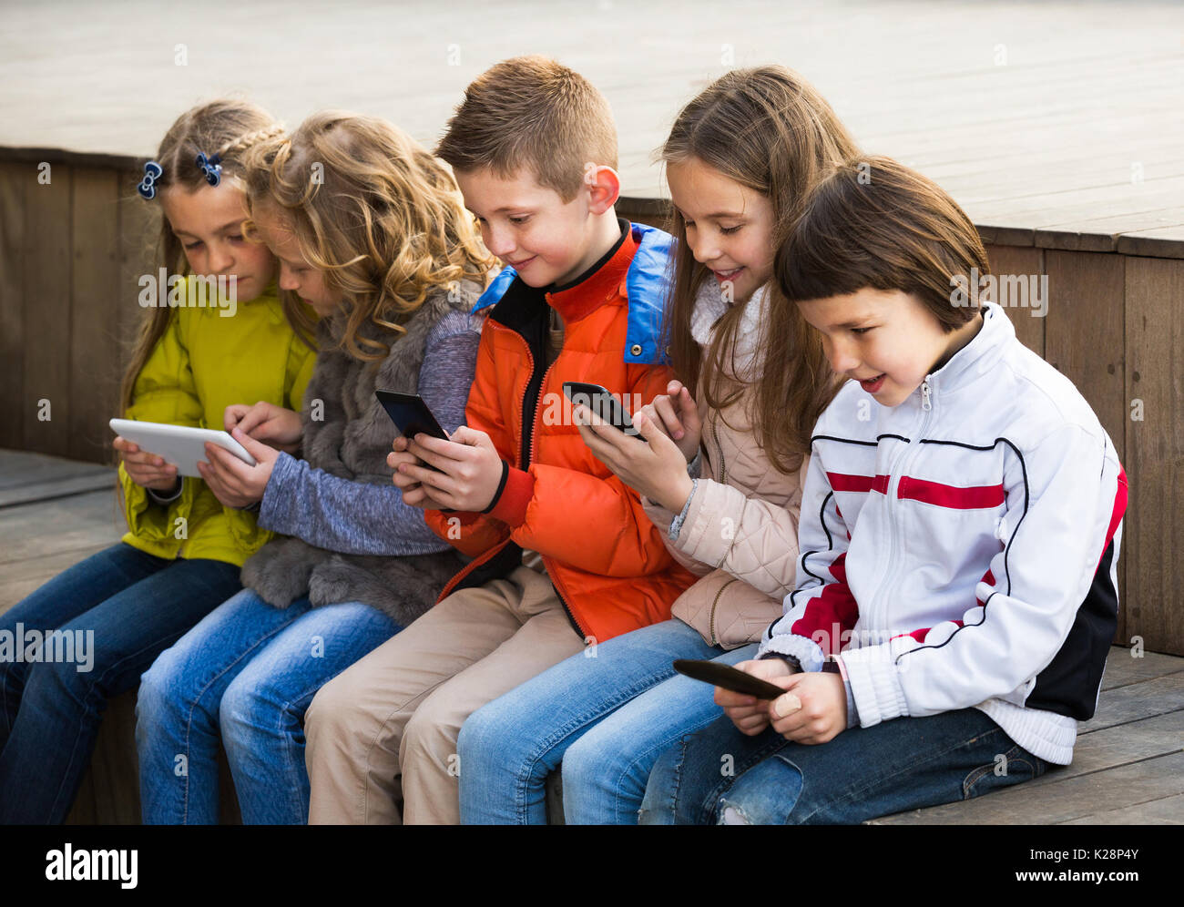 Children with devices in school hi-res stock photography and images - Alamy