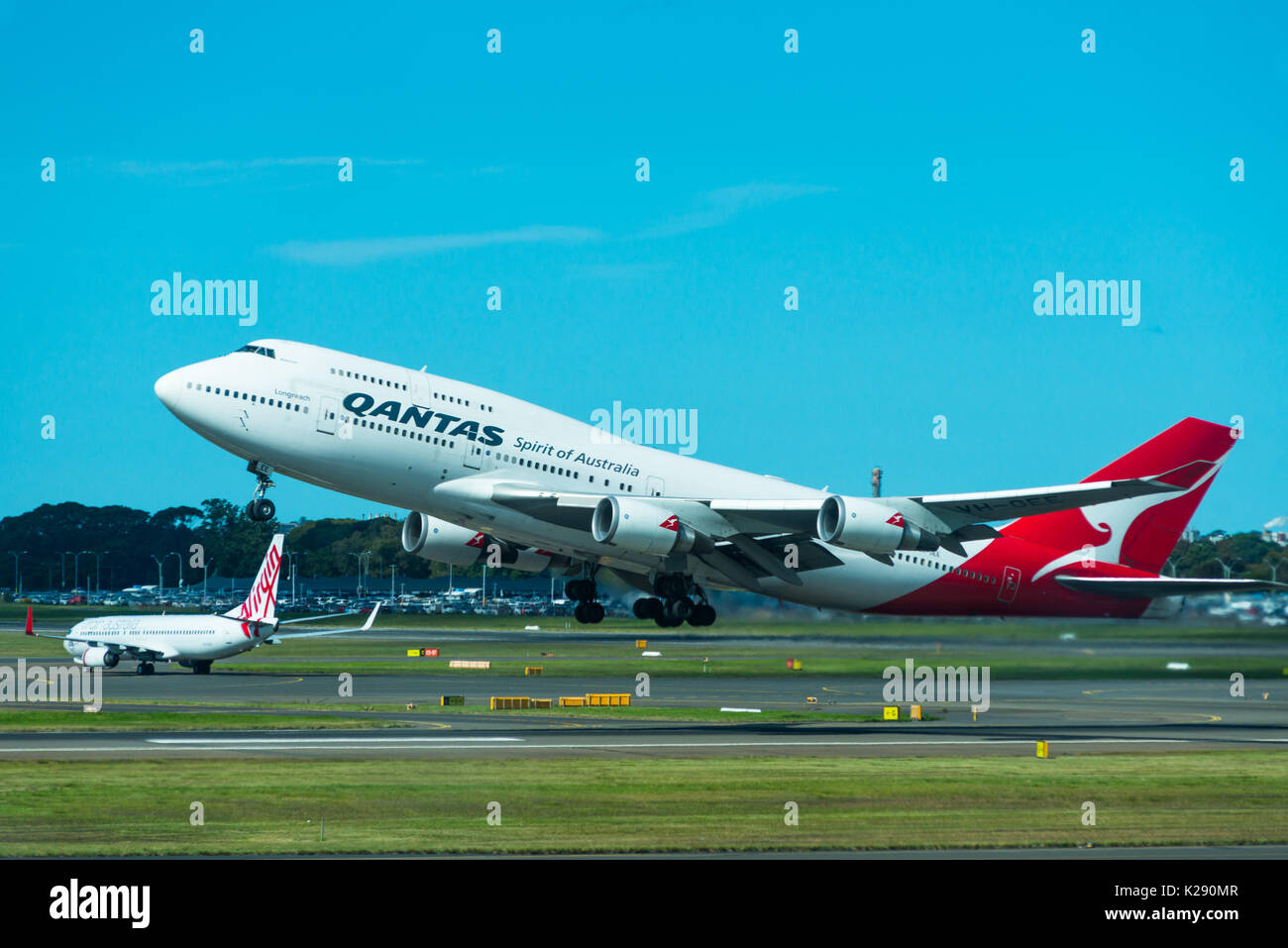 Jumbo jet taking off runway hi-res stock photography and images - Alamy