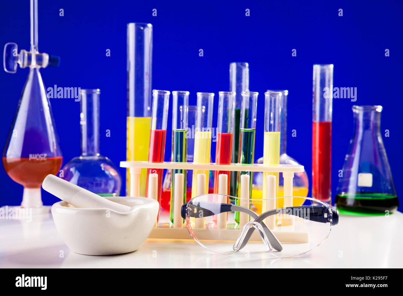 Science lab equipment set hi-res stock photography and images - Alamy