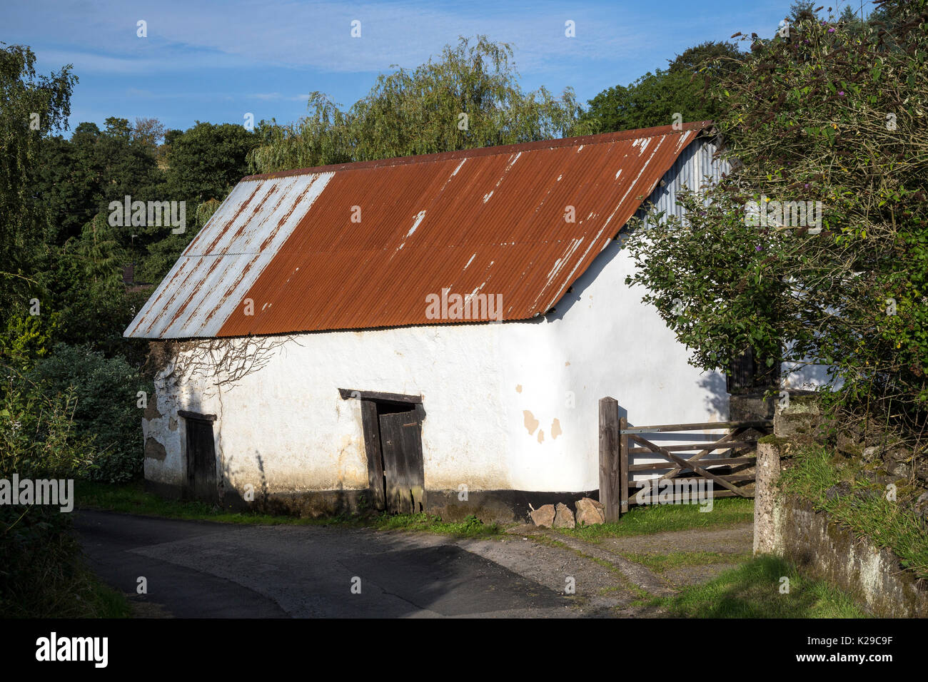 Animal barn on Dartmoor,Rural Scene, Dartmoor. Footpath, UK, Farm ...
