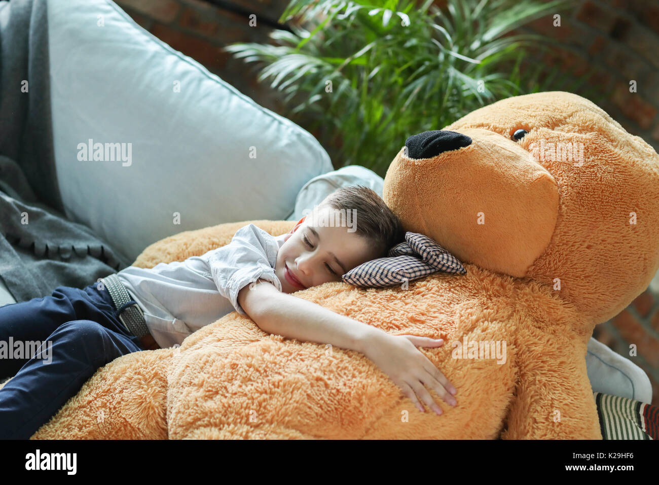 Little boy with big toy bear Stock Photo - Alamy