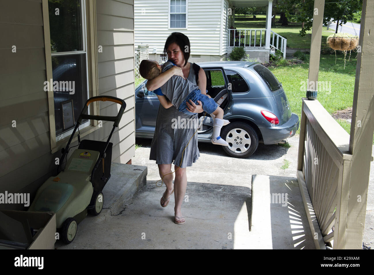 Marietta, Georgia, USA. 6th Aug, 2017. SARAH ALLEN carries her son in ...