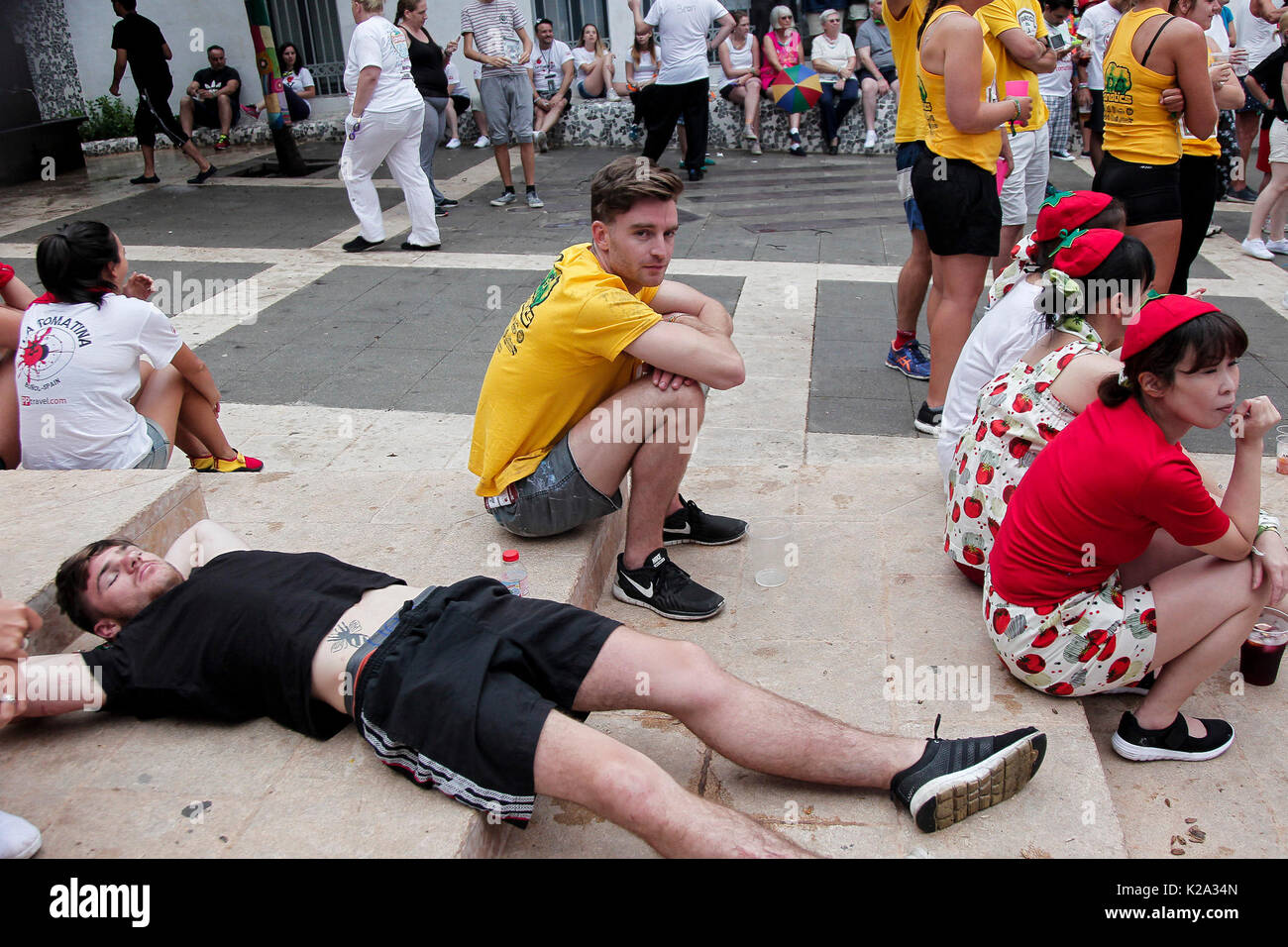Annual tomatina tomato fight fiesta hi-res stock photography and images ...