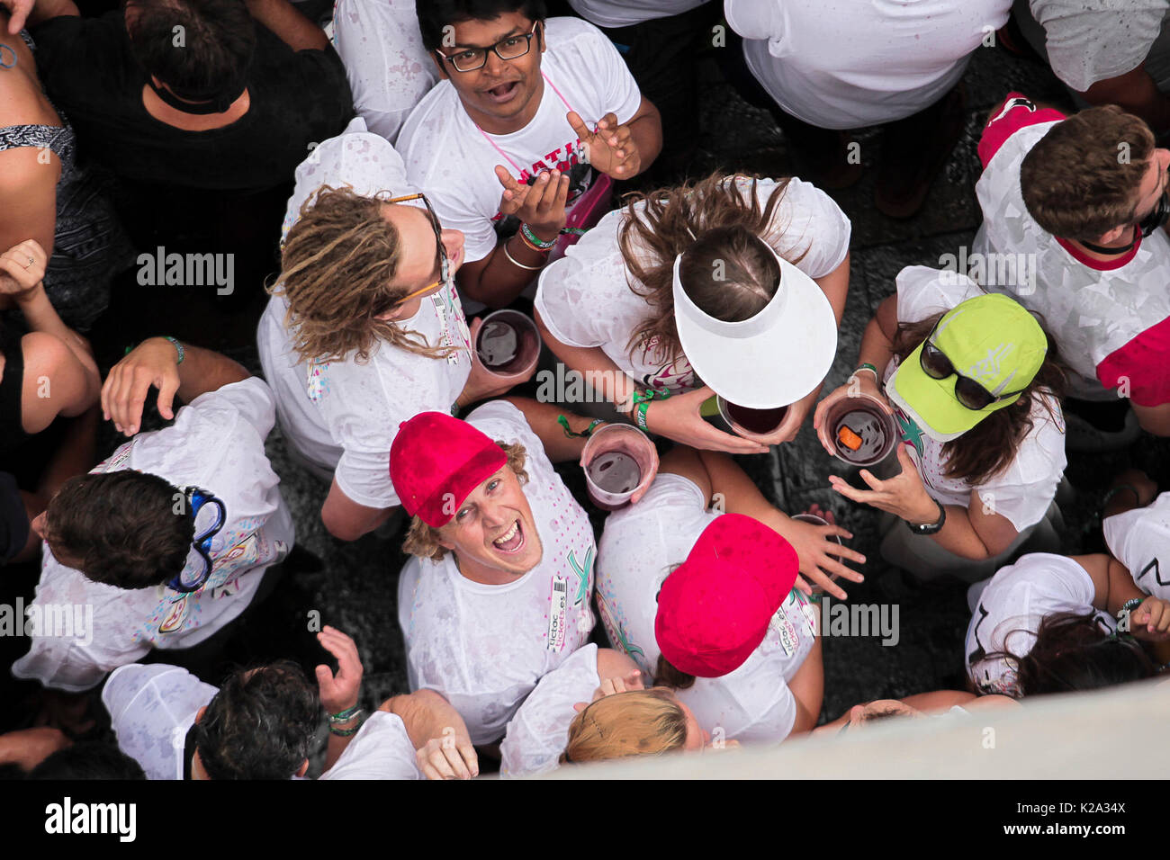 Annual tomatina tomato fight fiesta hi-res stock photography and images ...