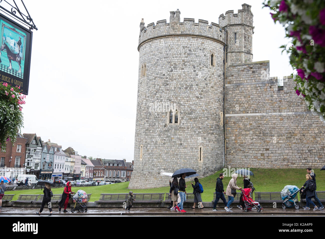 Windsor, UK. 30th Aug, 2017. UK Weather. Tourists holding umbrellas ...