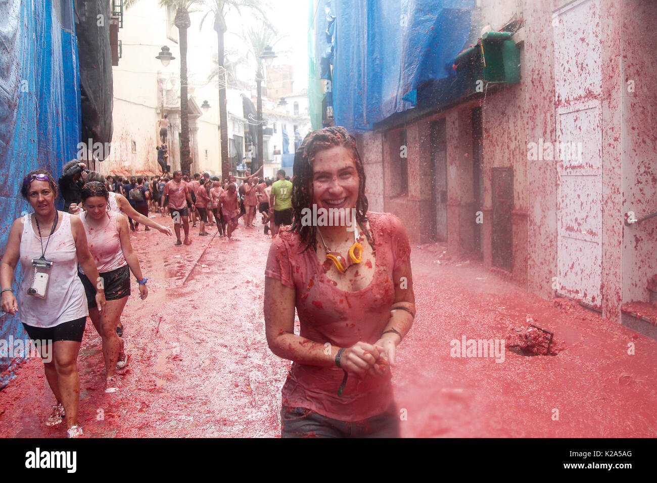 Annual tomatina tomato fight fiesta hi-res stock photography and images ...