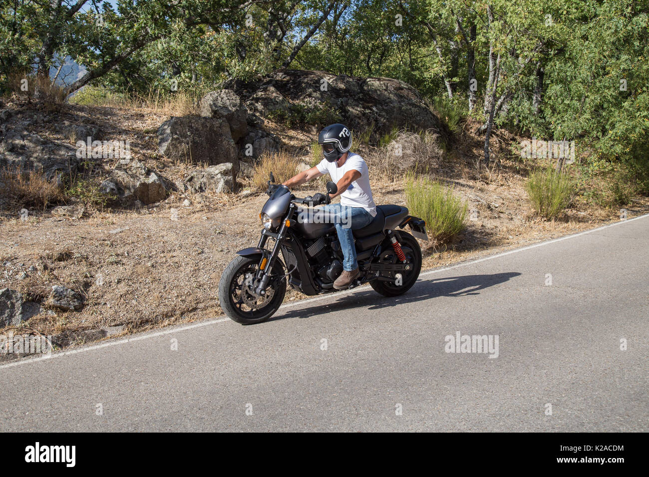 Man riding motorcycle side view hi-res stock photography and images - Alamy