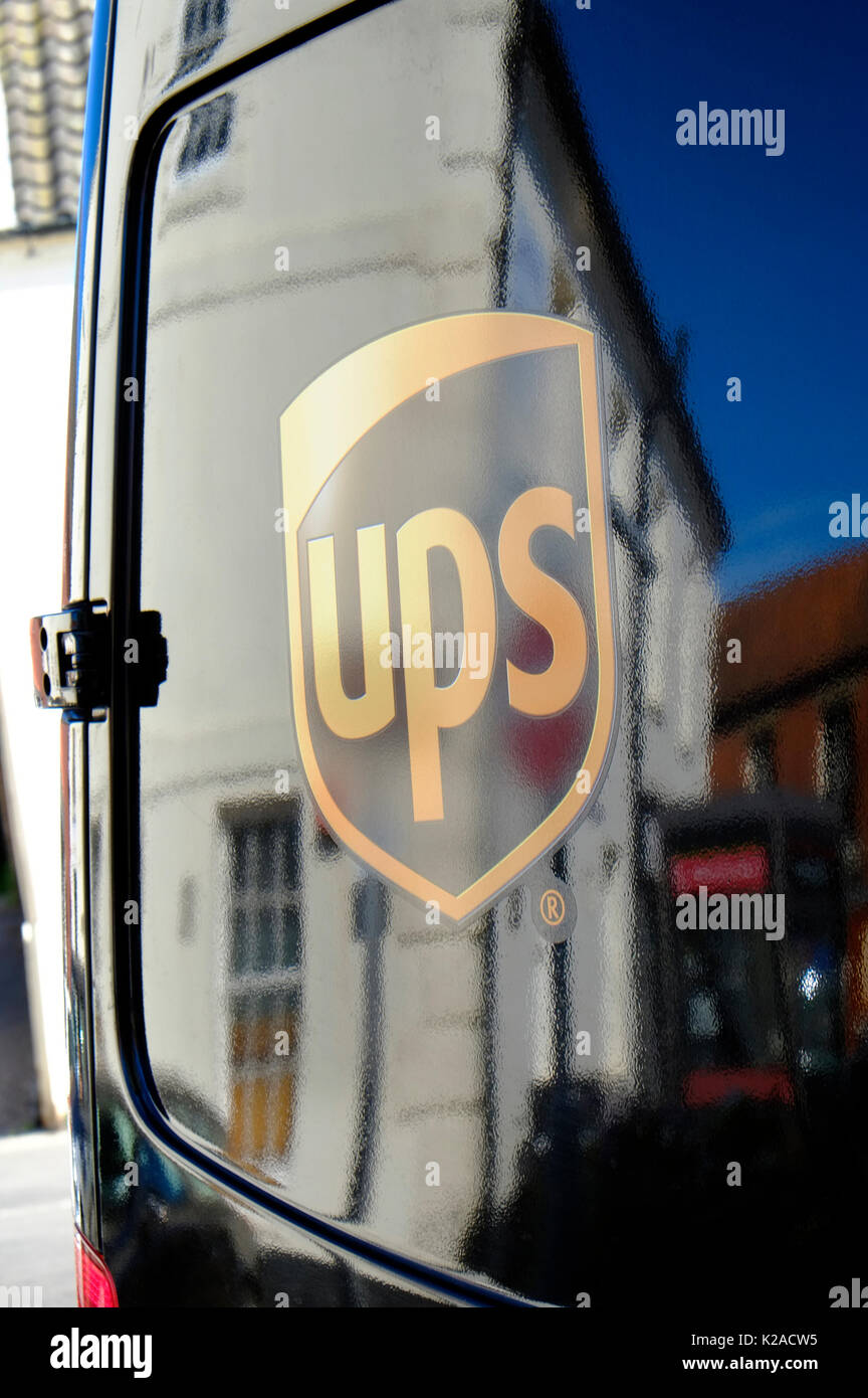 Ups delivery van hi-res stock photography and images - Alamy