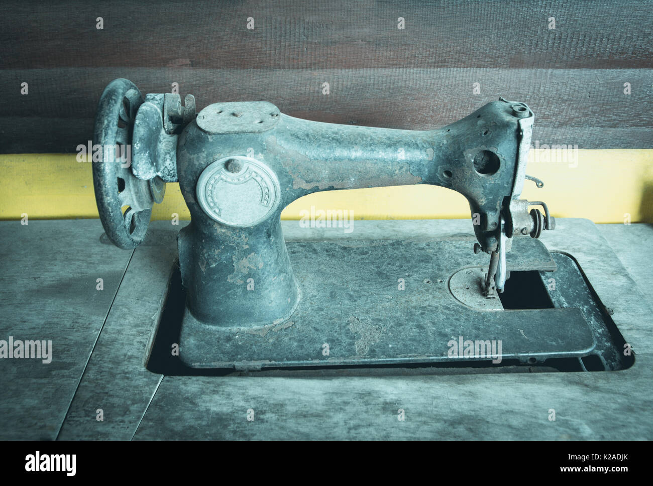 Old vintage hand sewing machine hi-res stock photography and images - Alamy