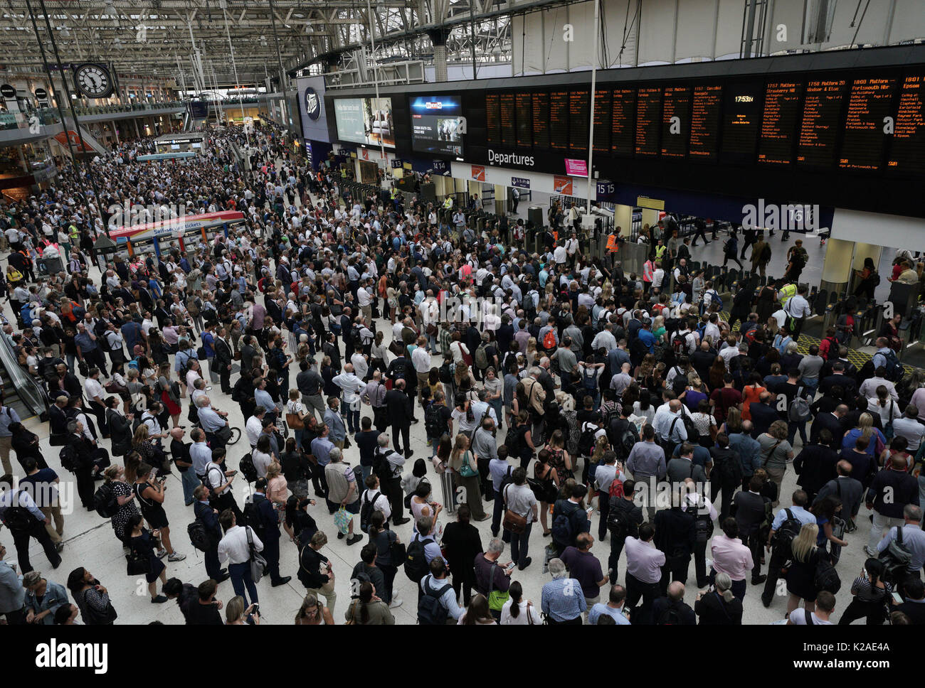 Waterloo railway station during rush hi-res stock photography and ...