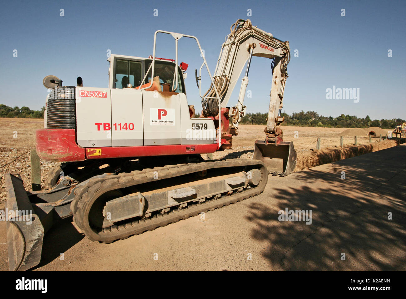 TRACKED EXCAVATOR AT DIG SITE, CALIFORNIA Stock Photo - Alamy