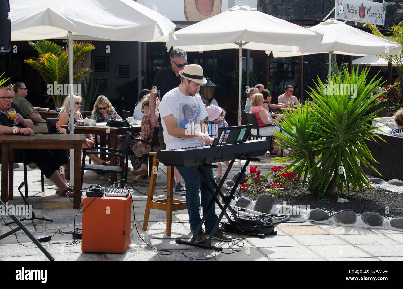Man playing keyboard hi-res stock photography and images - Alamy