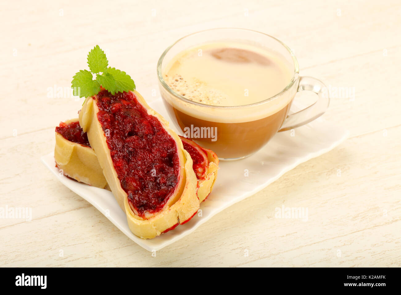 Shtrudel hi-res stock photography and images - Alamy