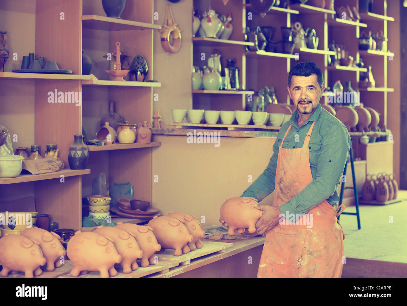 Potter making vessels hi-res stock photography and images - Alamy